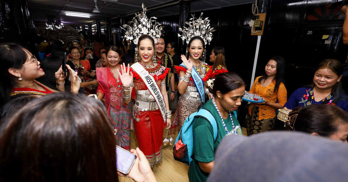 Miss World Malaysia in Traditional Iban Costume (Dress) | Ngepan Indu Iban - Wenanita Angang ...