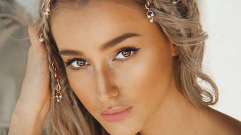 Meet Leona Novoberdaliu - Miss World Slovakia