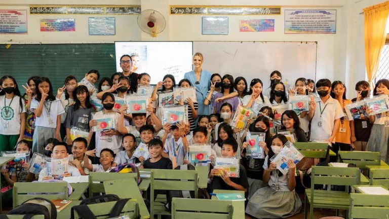 Miss World Czech Republic spoke to the children of the Philippines ...