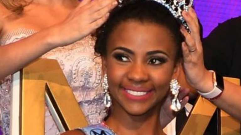 Nicol Ocles represents Ecuador! - Miss World