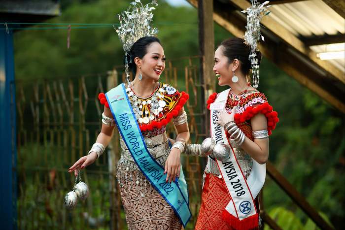 Miss World Malaysia in Traditional Iban Costume (Dress) | Ngepan Indu ...
