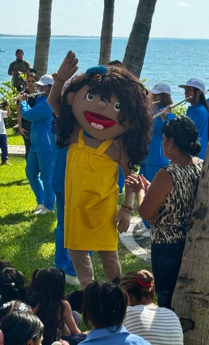 Miss World visits the “Let’s Play With Lula” project, in El Salvador ...