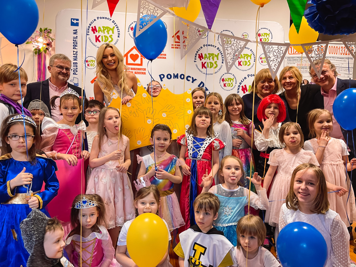 Sharing love with Happy Kids Foundation - Miss World Poland