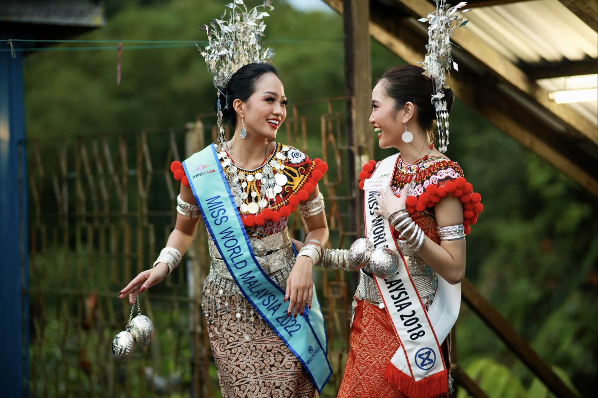 Miss World Malaysia in Traditional Iban Costume (Dress) | Ngepan Indu ...