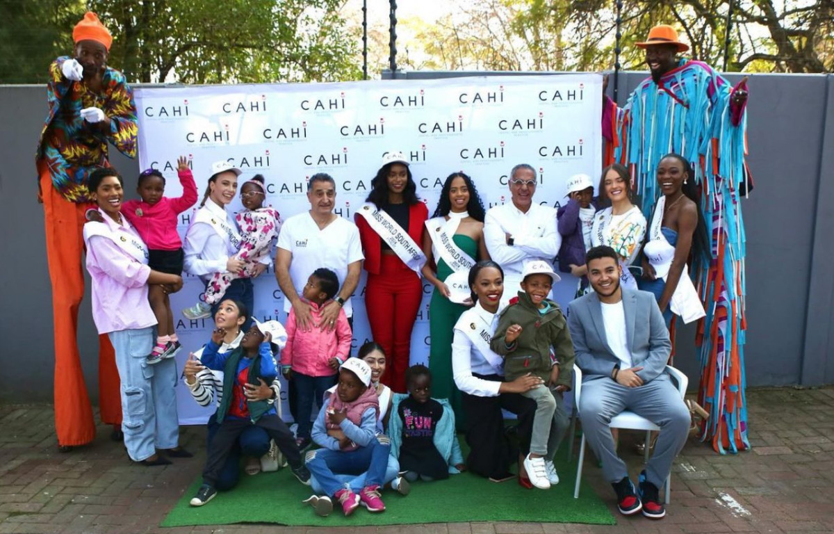 Miss World SA finalists spend time with orphans - Miss World