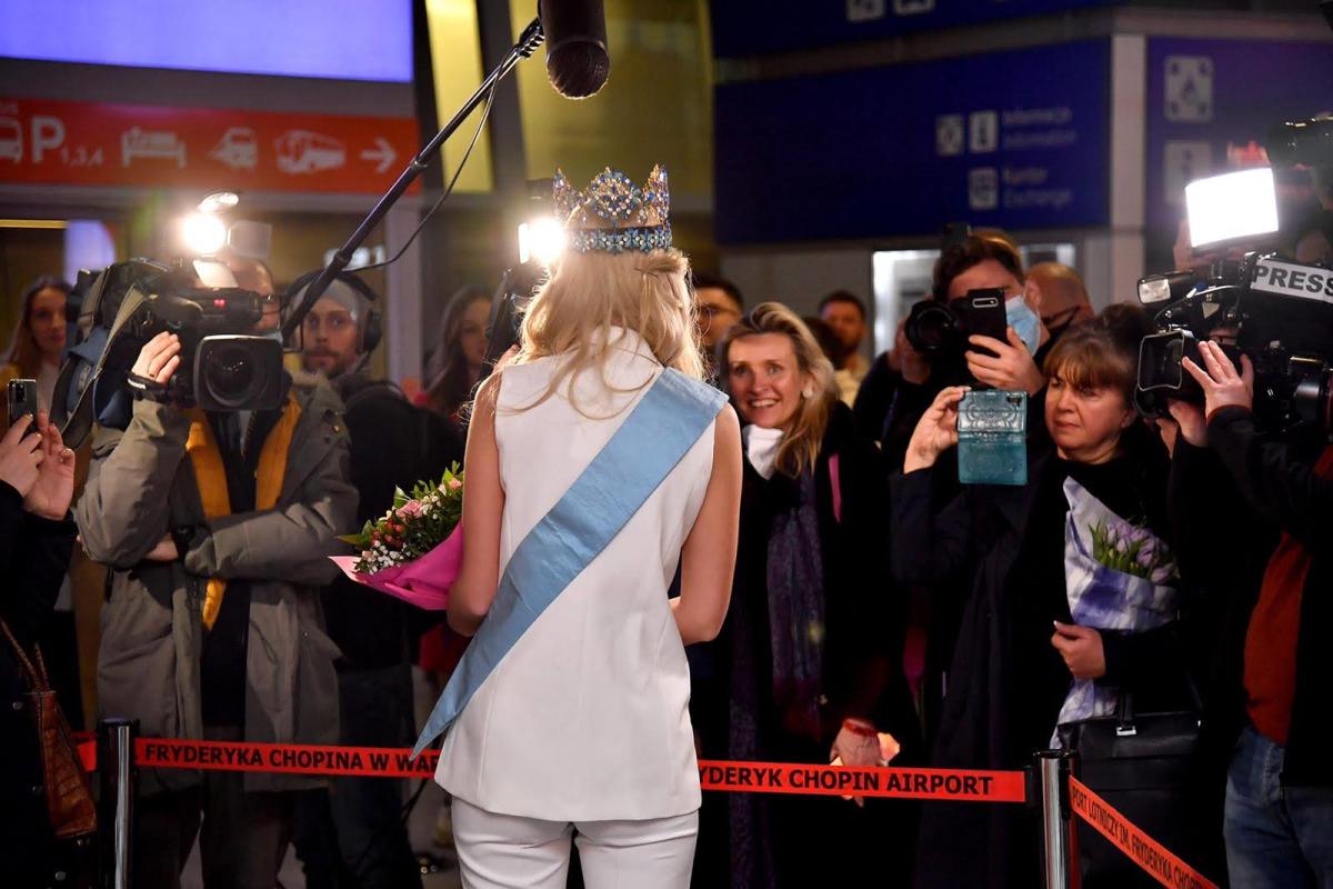 Karolina Bielawska Homecoming - Miss World