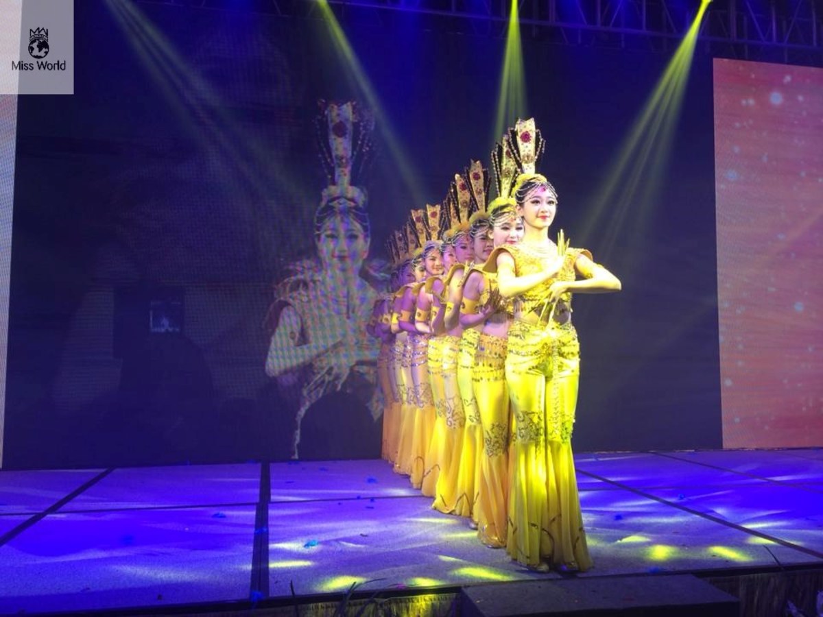 Singing Trio Reunited on Stage - Miss World