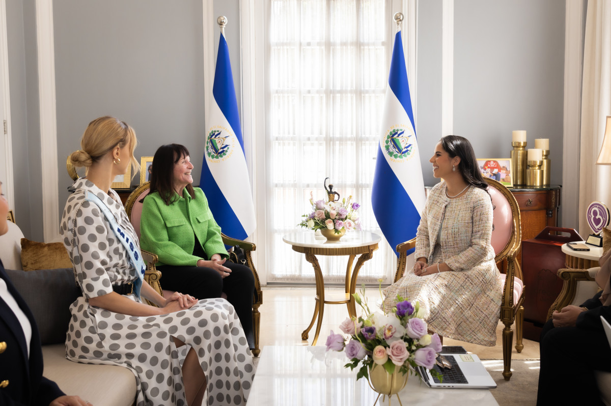 First Lady Gabriela de Bukele meets Julia Morley CBE and Miss World ...